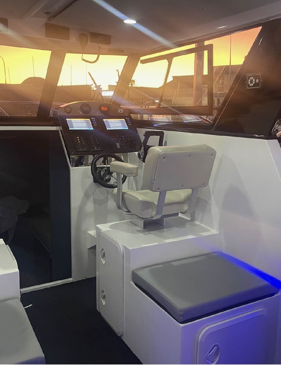 8200LC – Lux Custom Boats