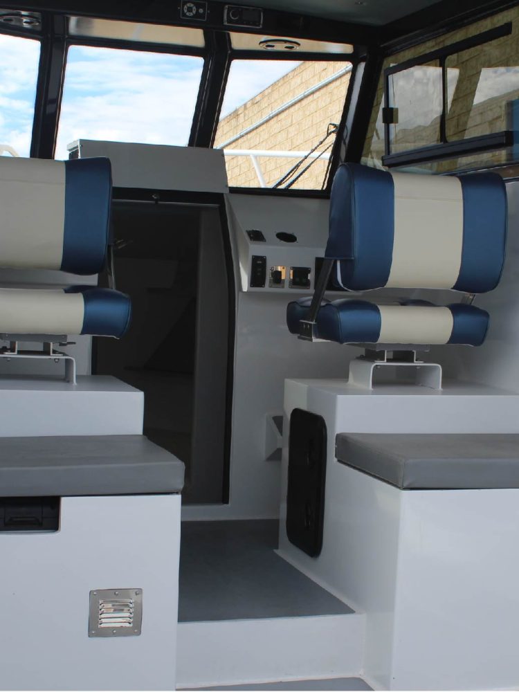 8200LC – Lux Custom Boats