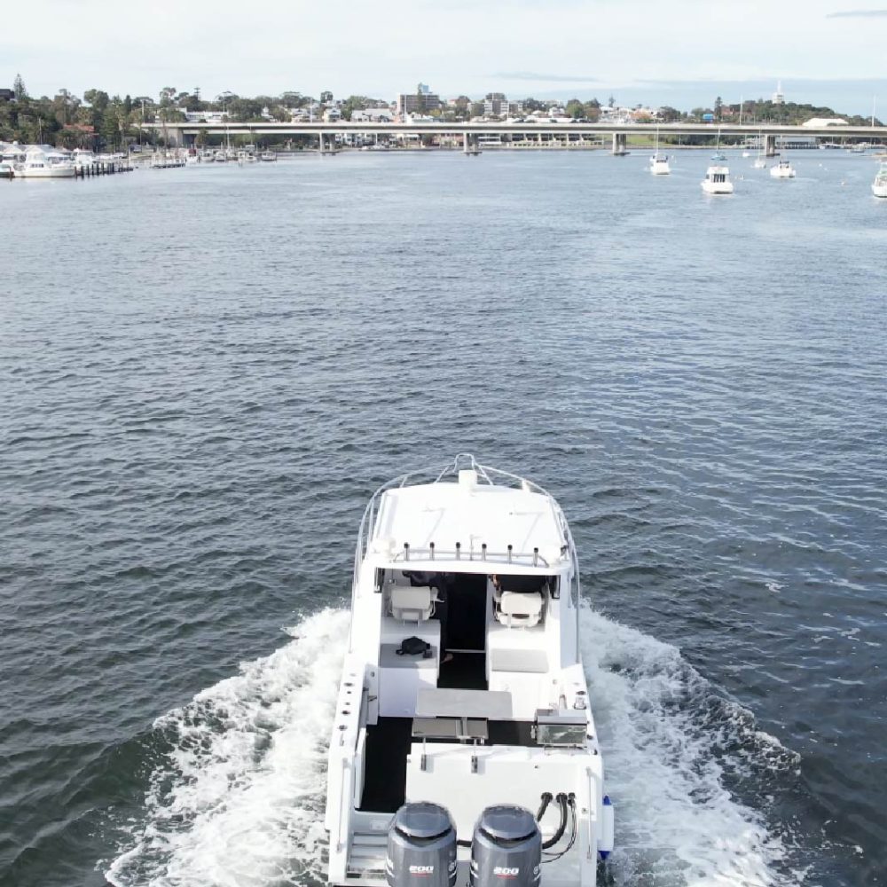 8200LC – Lux Custom Boats