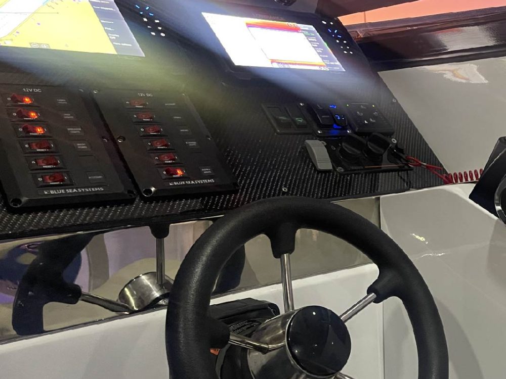 8200LC – Lux Custom Boats